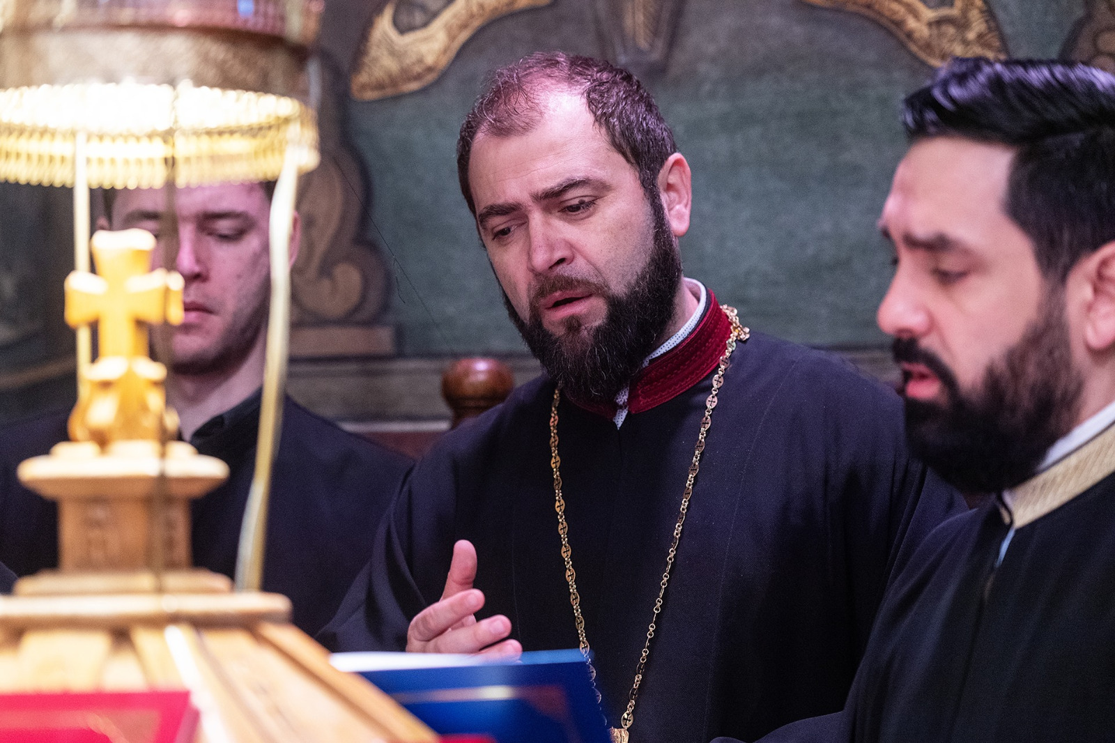 Interviu cu arhidiaconul Mihail Bucă, dirijorul și fondatorul Grupului ...